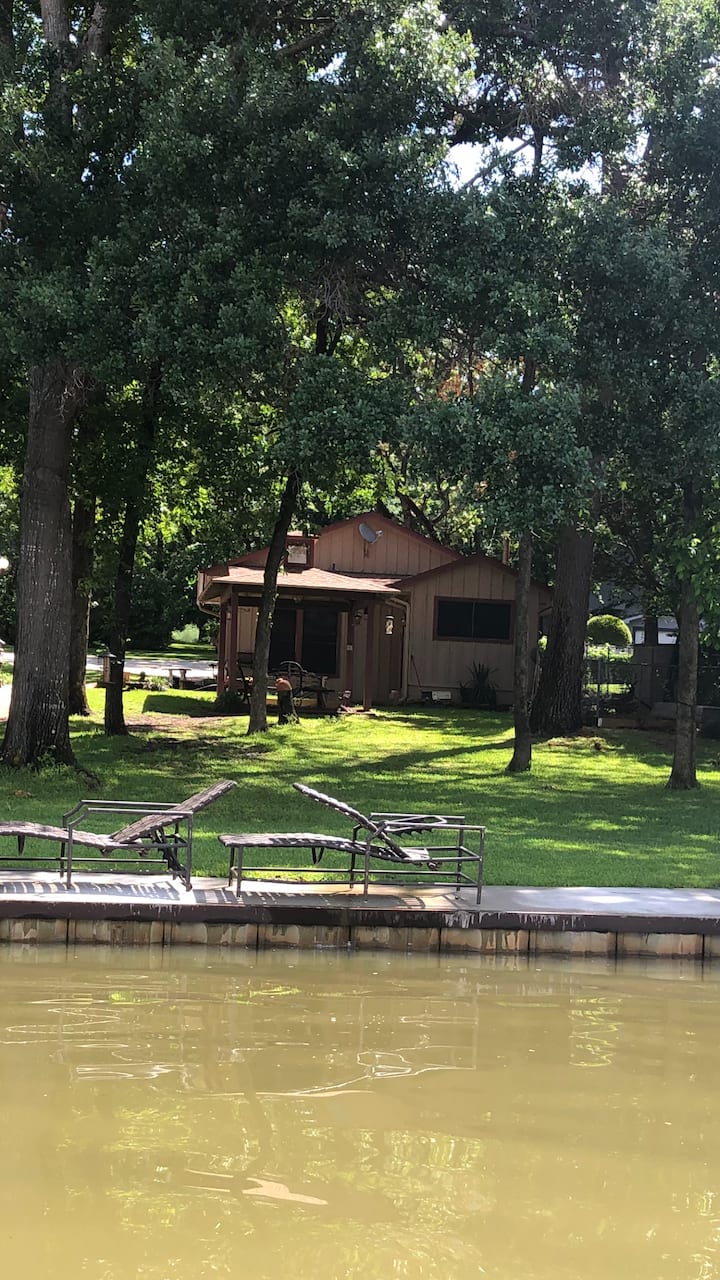 Waterfront Cabin On Beautiful Wooded Property - Log Cabin, TX