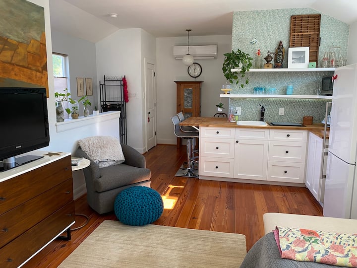 Lovely Garage Loft - Houston, TX