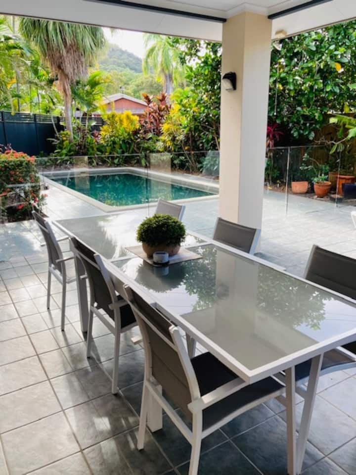 Spacious 3 Bedroom Townhouse With Private Pool - Palm Cove