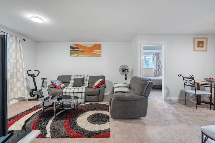 Beautiful Lower Suite In Chestermere + Netflix - Chestermere