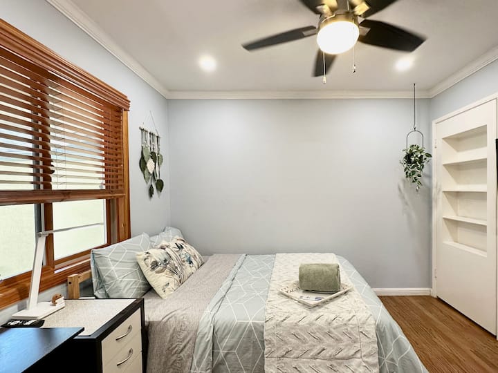 Cozy Room, Work Desk W/ 27” Monitor Near Los Gatos - Los Gatos, CA