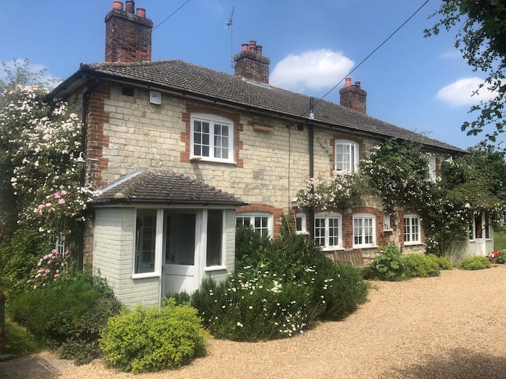 Homely Country Cottage In  Stunning Rural Location - Frensham Great Pond