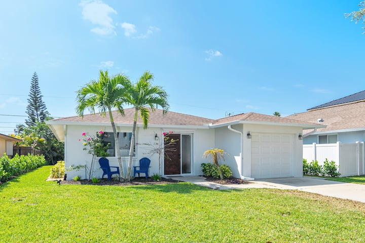 Naples Beach Cottage - Walk To The Beach - Naples Park, FL