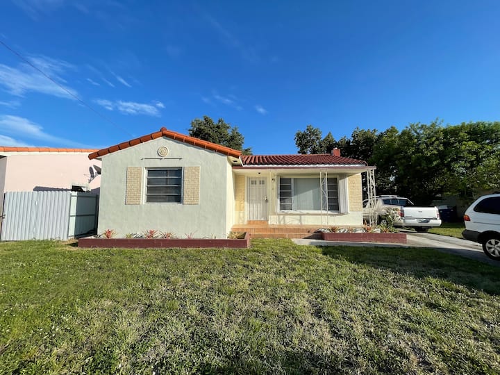 Cozy 3 Bedroom Miami Home With Parking & Wifi. - North Miami, FL
