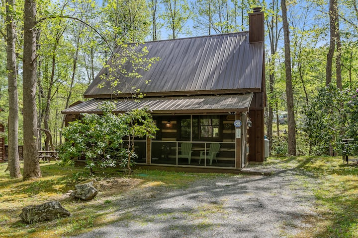 Cozy Creekfront Cabin Near Downtown Gatlinburg - Tennessee