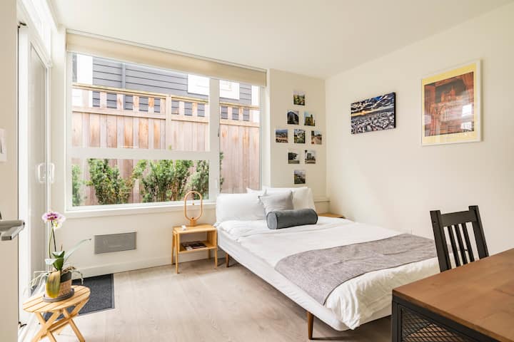 Private Room With Patio In Heart Of Capitol Hill - Seattle, WA