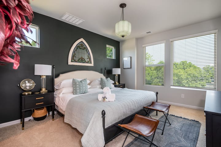Spacious 4br Townhome, City Views, Camp North End - Charlotte, NC