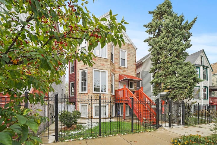 Modern & Clean Logan Square Home Sleeps 6+ - Chicago, IL