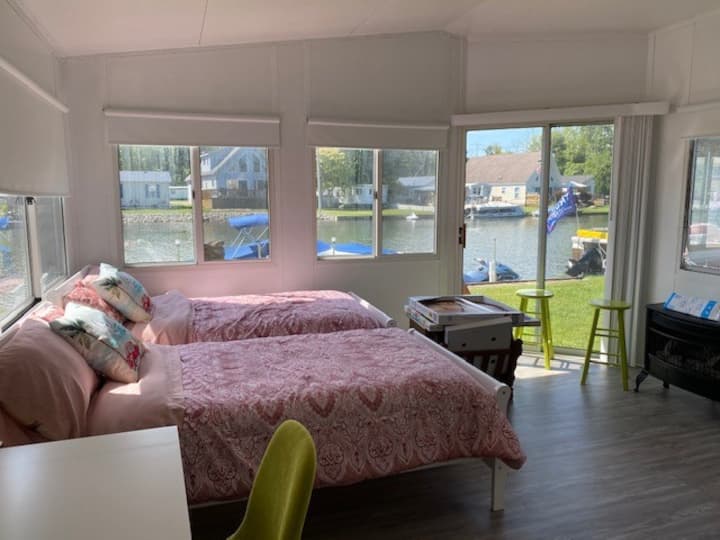 Charming Riverfront Cottage With Access To Beach - Caseville, MI