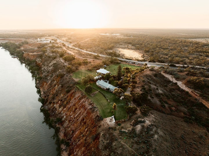 The River Vista - Cliffside Accommodation For Four - Berri