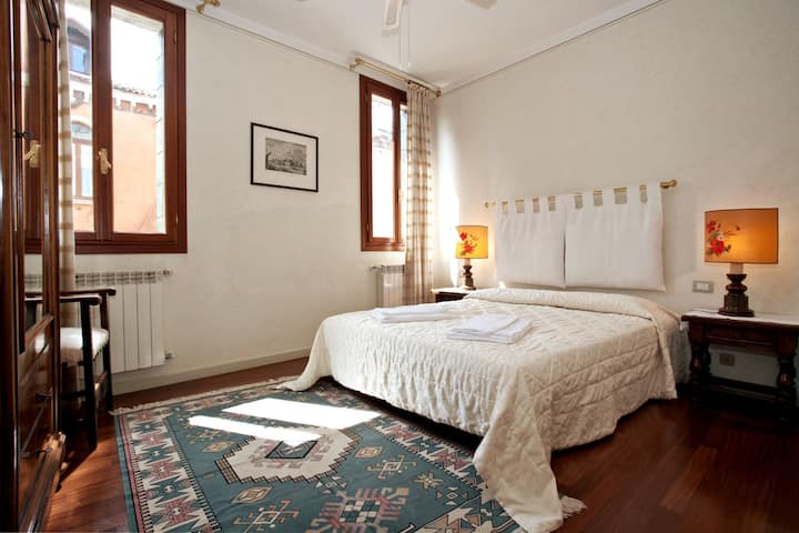 Ca' Verde- Dorsoduro Quiet Canal View Apartment - Venice