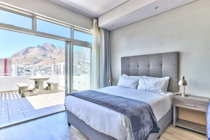 Incredible Views From This Modern City Studio 1109 - Camps Bay