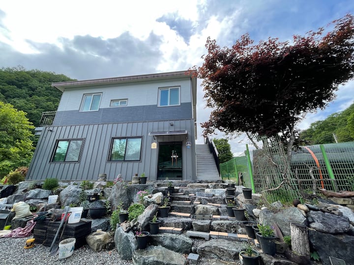 계곡이 바로 옆에 있는 힐링숙소1, 펜션더비채 - 홍천군