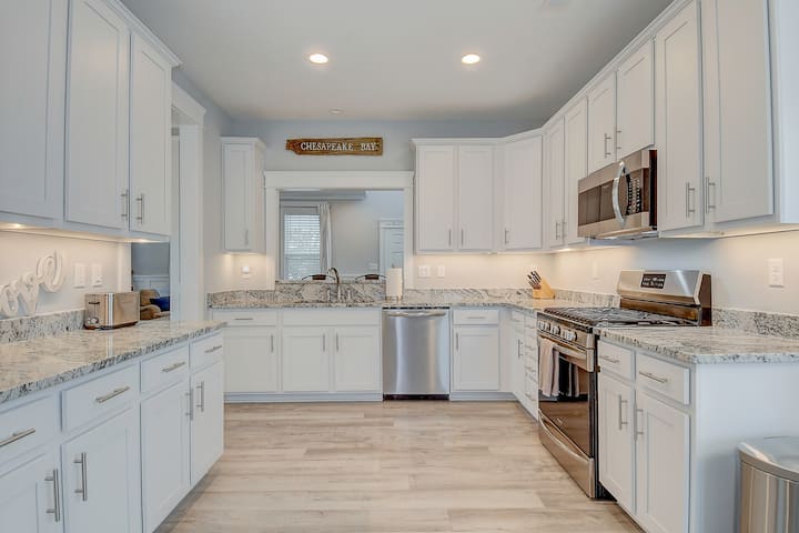 East Beach Bungalow, 1 Block To The Beach! - Hampton, VA