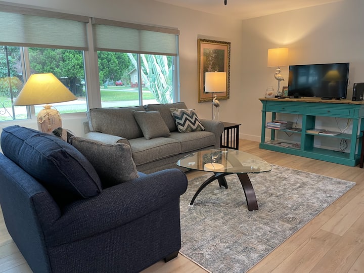 Serene Two-bedroom Ranch With Gardens And Parking - Sarasota, FL