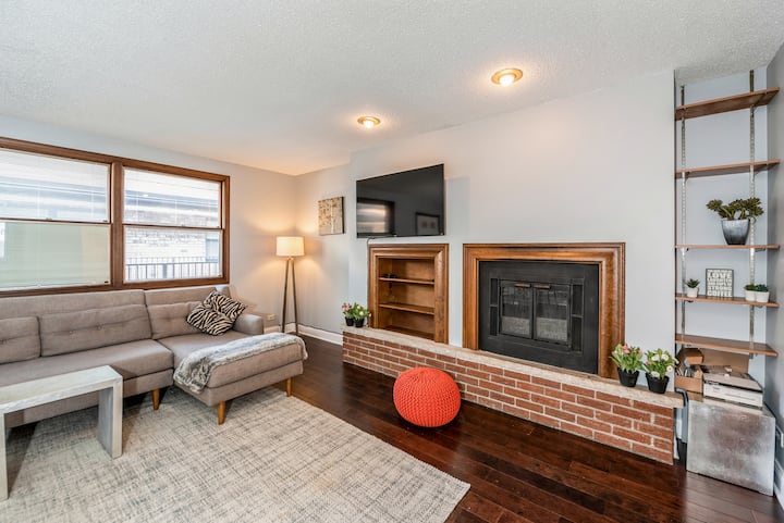 Cozy Large One Bedroom With Indoor Fireplace - Chicago, IL