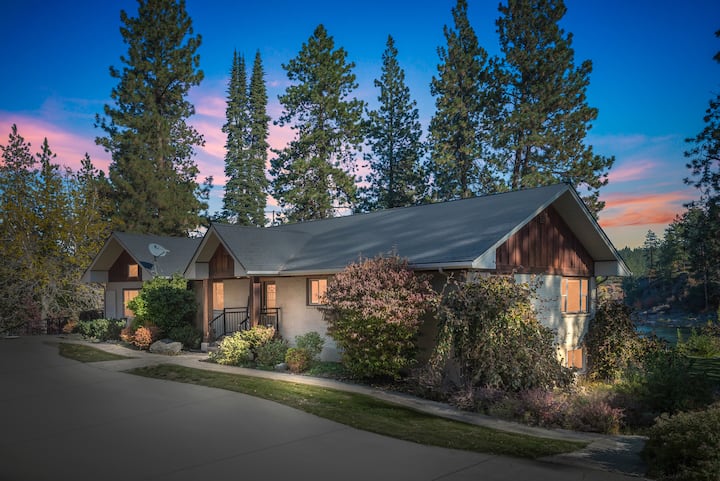 River House- Kayaks Included & Private Riverfront - Post Falls, ID