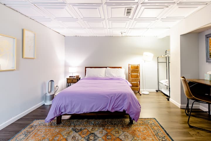 Private Room In Mount Vernon W/ Free Parking - Baltimore, MD