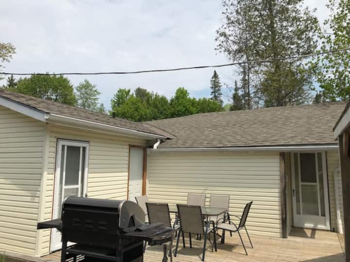 Muskoka River Year Around Cottage - Bracebridge