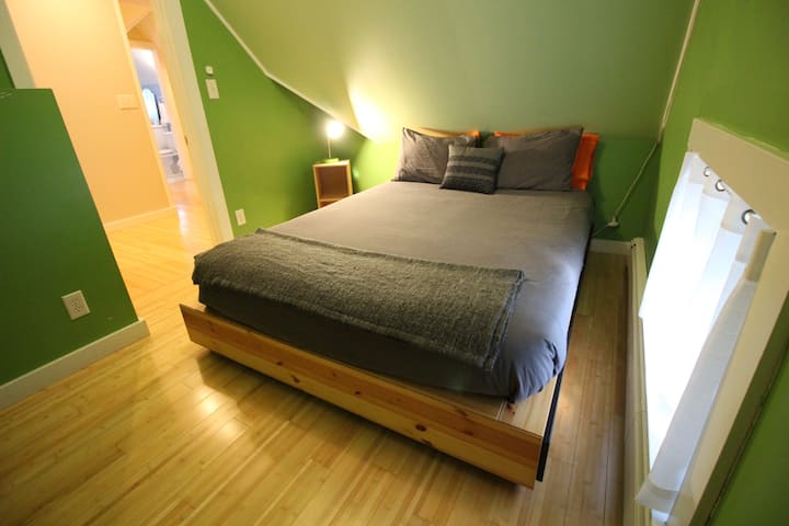 Entire Third Floor Suite In Historic Home - Champaign, IL