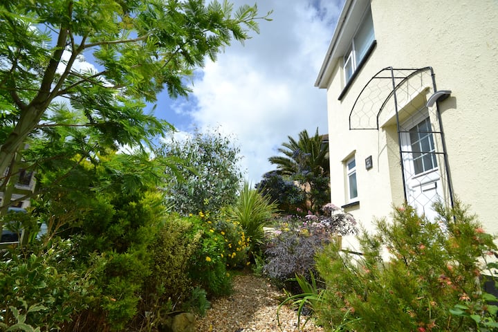 Bright & Airy Property With Own Free Parking - St Ives