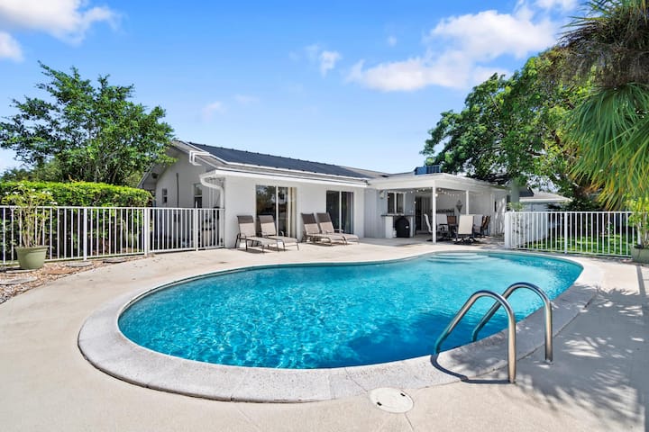 Waterfront Magnolia: Heated Pool, Tiki, Gameroom - Jupiter, FL