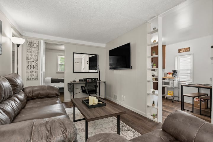 Fully Equipped 2br Retreat!! (Entire Home) - Dearborn, MI