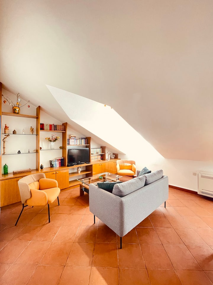 Lovely 2-bedroom Attic Apartment - Stari Grad