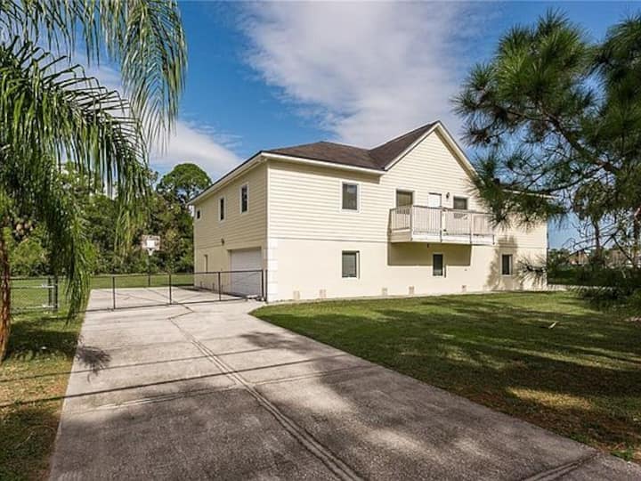 Large 4 Bed/2.5 Bath, With Capacity For 14 People - New Port Richey, FL