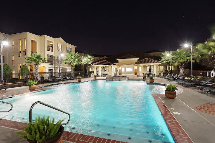 Resort Style Gated Condo. Pool/gym. Great Location - Baton Rouge