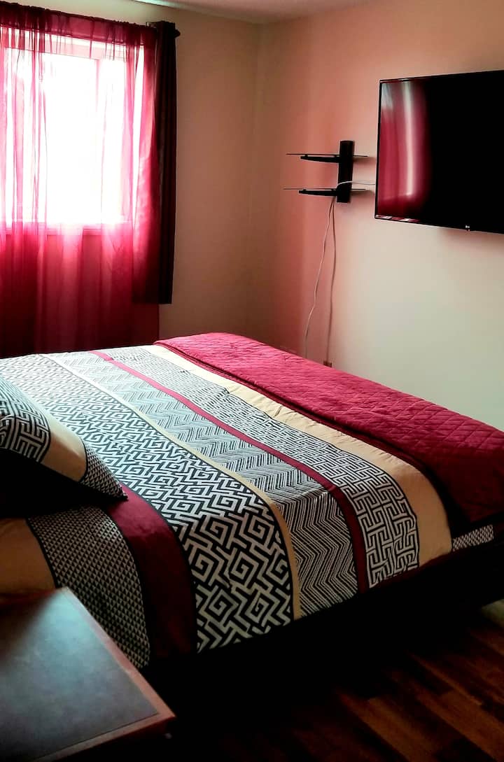 Lovely And Peaceful Room (King Bed) In A Condo. - Yellowknife