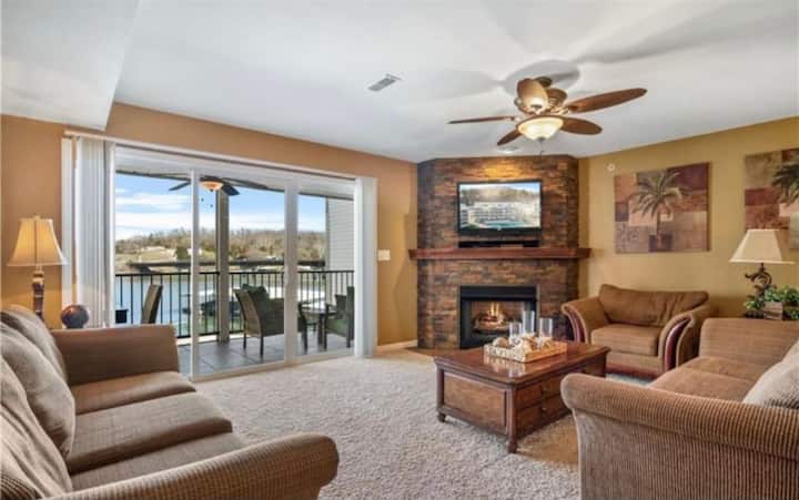 Beautiful Lakefront Condo With Pool - Camdenton, MO
