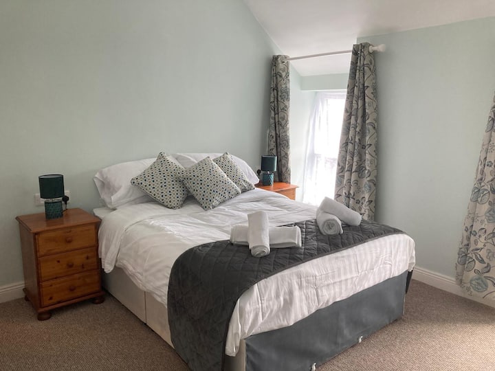 Spacious Double Bedroom With Private Bathroom - Bantry
