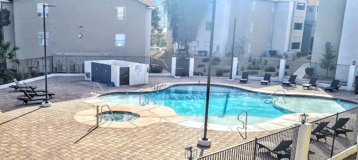 2br Pool-view Balcony Near Strip | Hot Tub Parking - Las Vegas