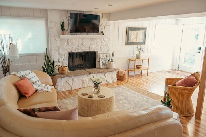 Pikes Peak Mountain View ★ 2 Bd Suite ★ 2 Kings - Colorado Springs, CO