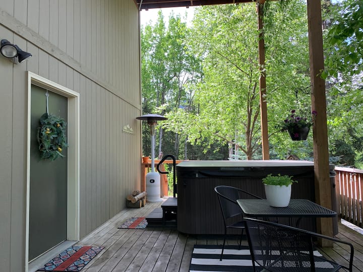 Private Suite W/ Kitchen, Hot Tub, & Private Deck - Anchorage, AK