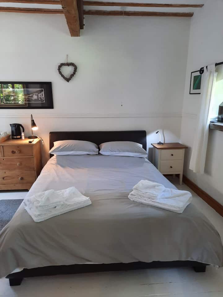 Kingsize Ensuite Room - Relaxing Rural Location - Southwell