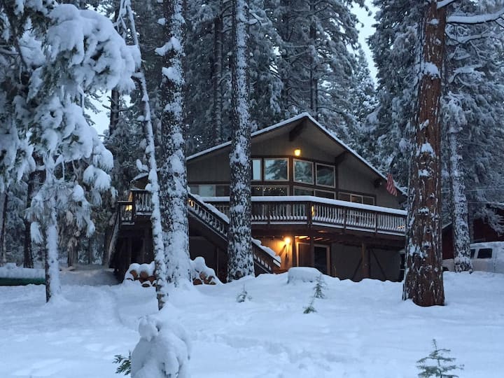 Peaceful Mountain Chalet | Deck With Forest Views - Arnold, CA