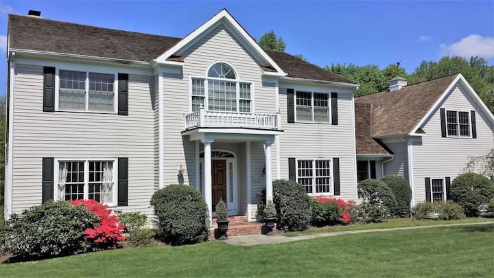Gracious Country Home With Pool In Ct - Bedford, NY