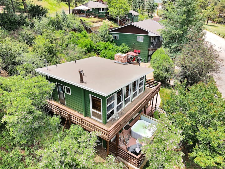 Buffalo Cabin – Two-story Retreat With Hot Tub