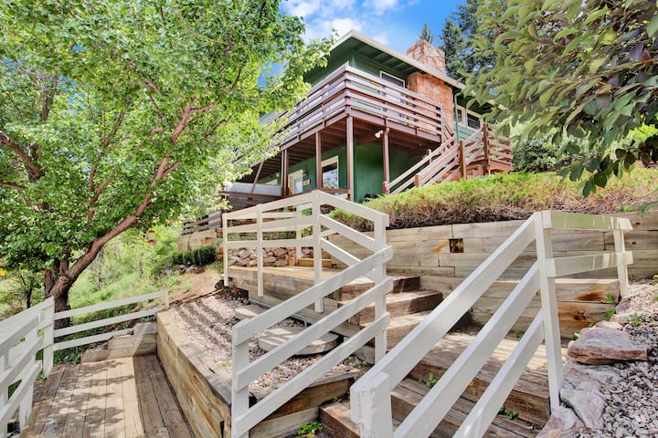 Buffalo Cabin – Two-story Retreat With Hot Tub - Green Mountain Falls, CO