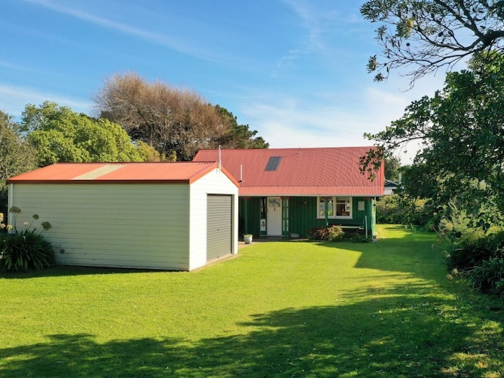 Seaside Getaway - Kiwi Bach For Making Memories - Levin