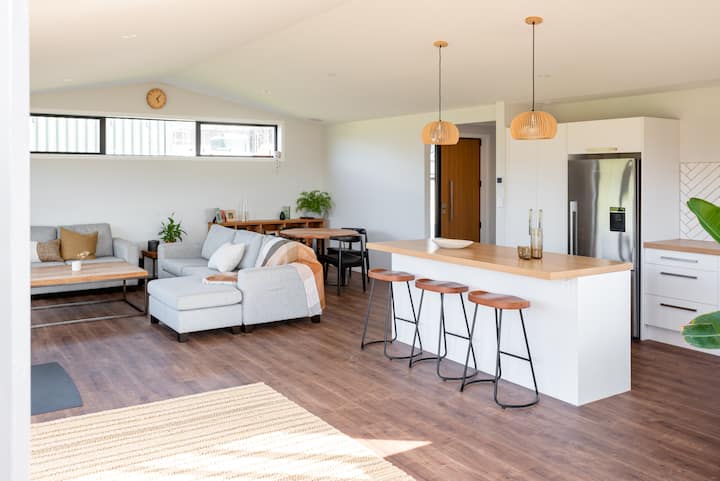 Serene, Family Friendly Waterfront Home. - Raglan