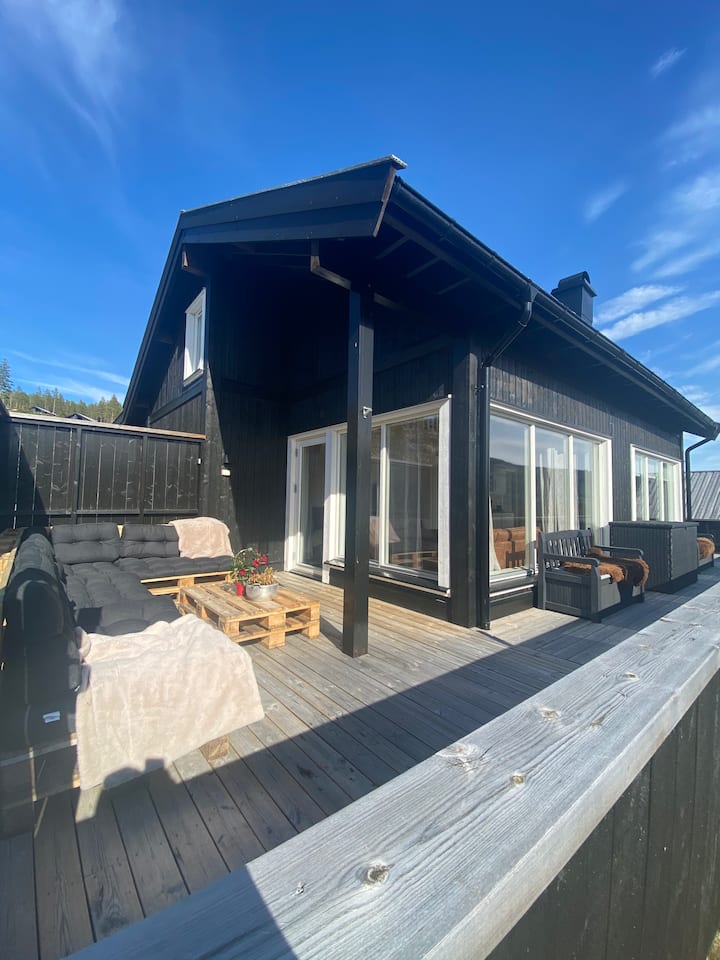 Ski/golf-hytte I Hemsedal Med Stor Terrasse - Skrøyvestølane