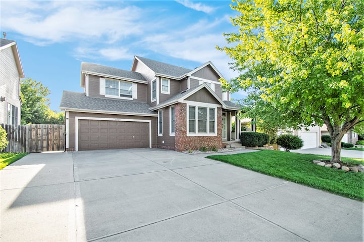 Bright & Spacious Family Home - Bellevue, NE