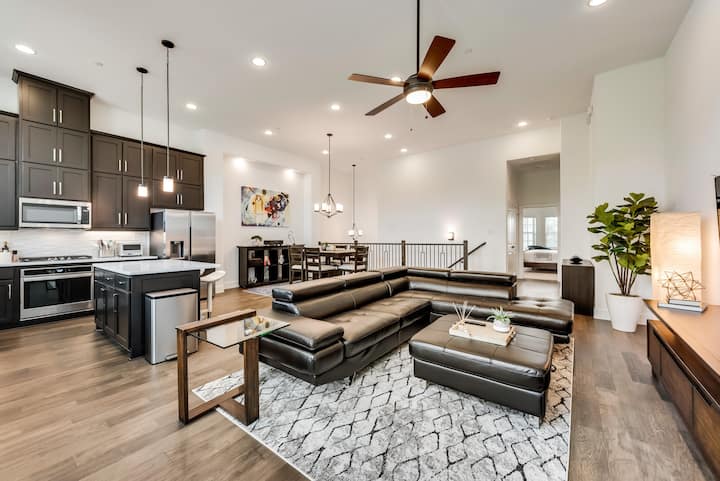 Elegant Tech Oasis | Uplift Desk | Tsla Charger - Lewisville