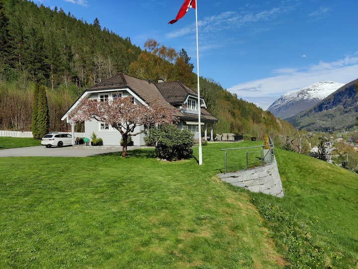 Stor Sentrumsnær Enebolig Med Flott Beliggenhet - Olden