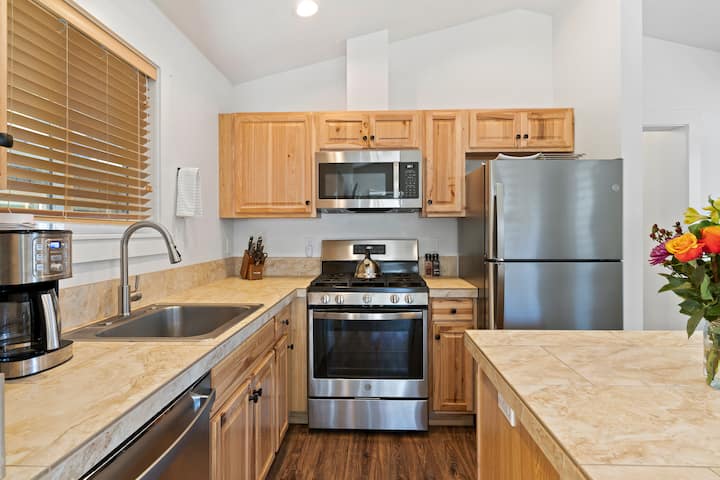 Blue Spruce Cottage, 2/1, Modern, & Clean. - Bend, OR