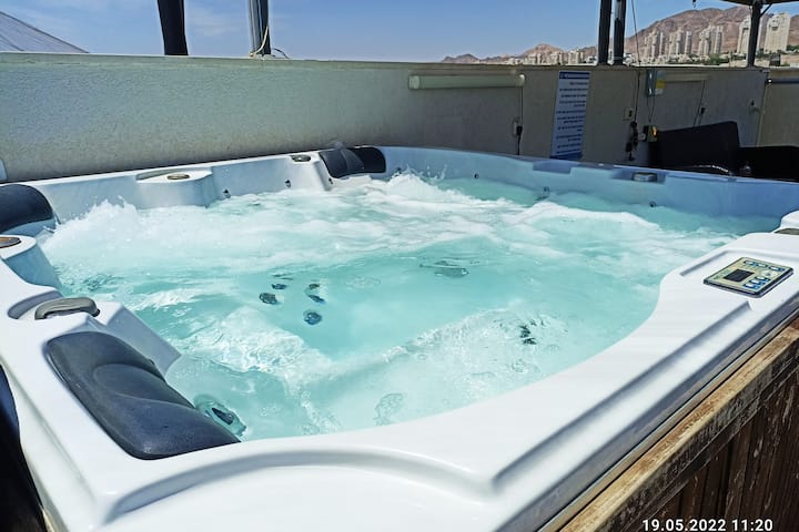 דירת גג עם ג'קוזי מפנק, 3 חד' שינה ומרפסת שמש ! - Eilat