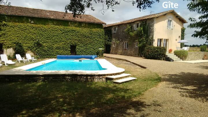 Grand Gîte à La Campagne Avec Piscine - La Crèche